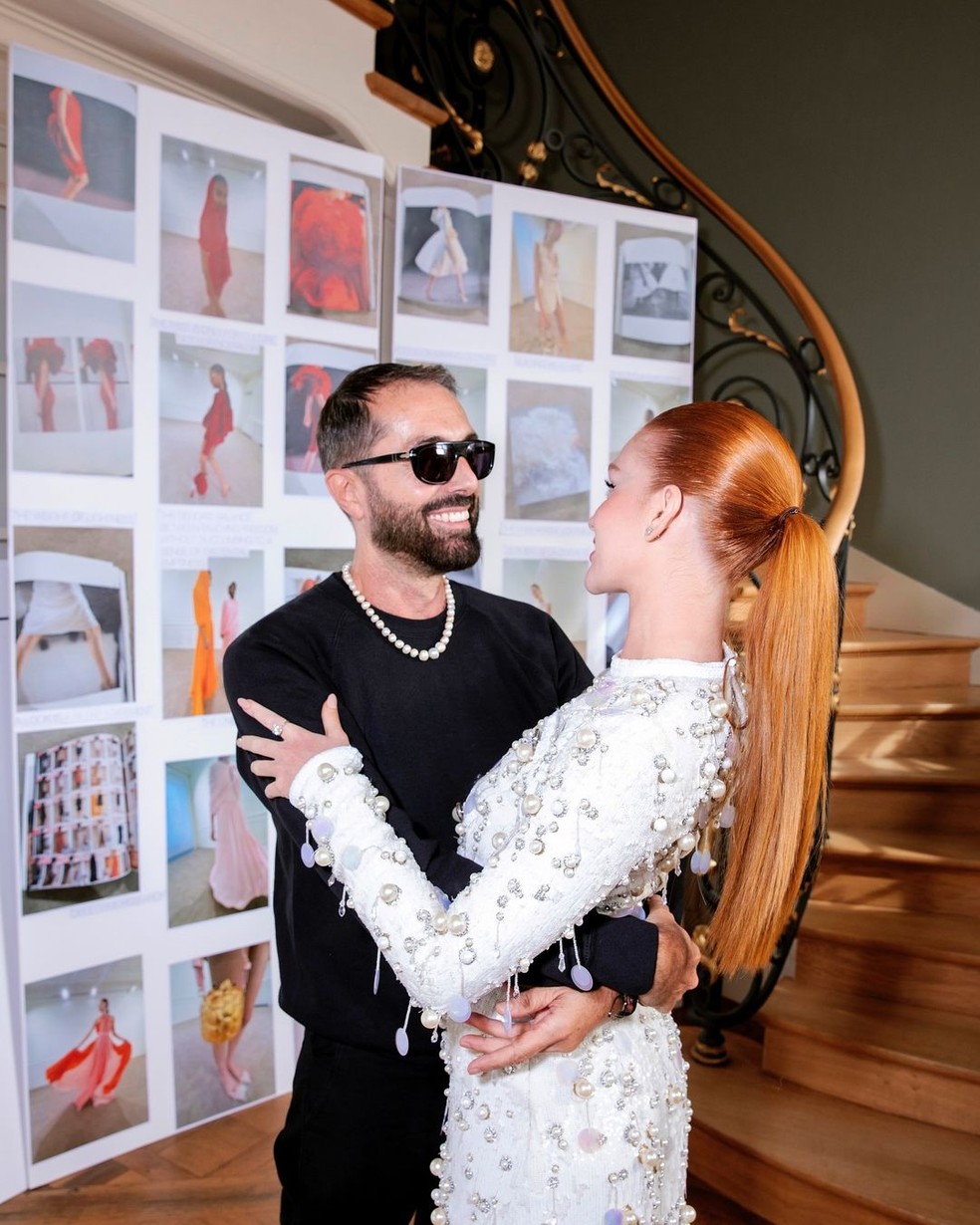 Em Paris, Marina Ruy Barbosa esbanja beleza em desfile de Giambattista Valli