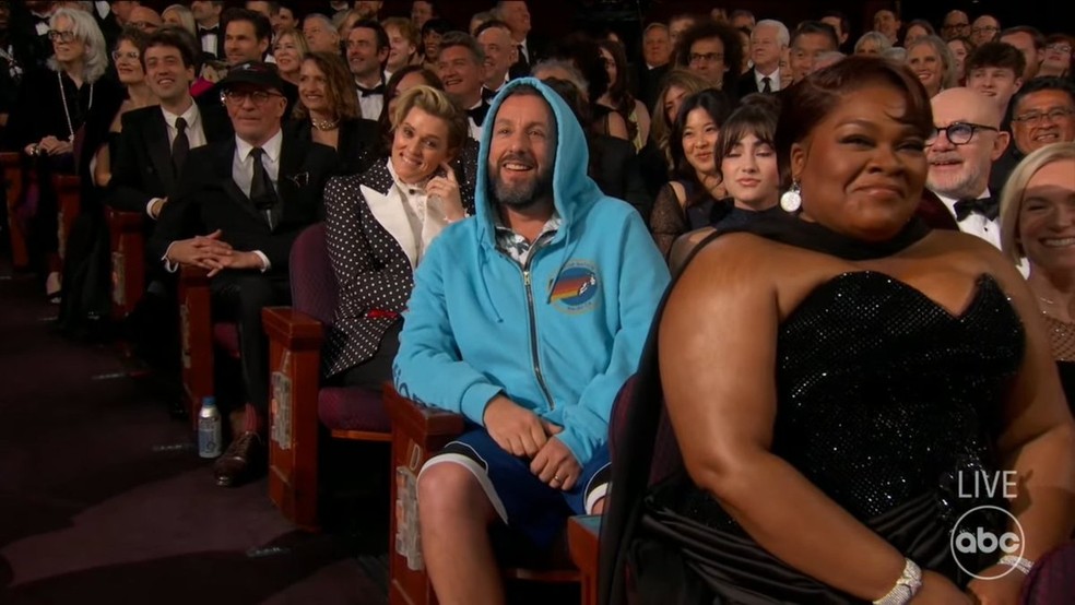 Adam Sandler surge de moletom e bermuda na plateia do Oscar 2025