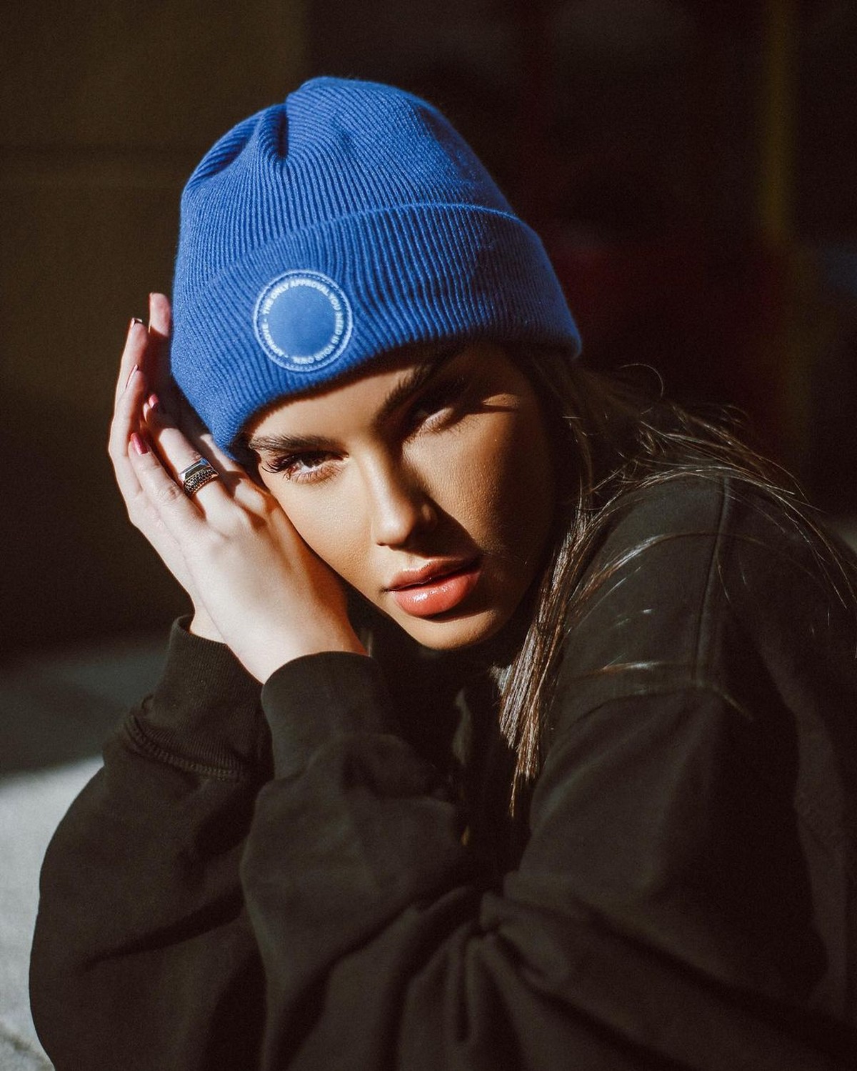 Thais Braz posta cliques sob 'solzinho de primavera' e encanta nas redes