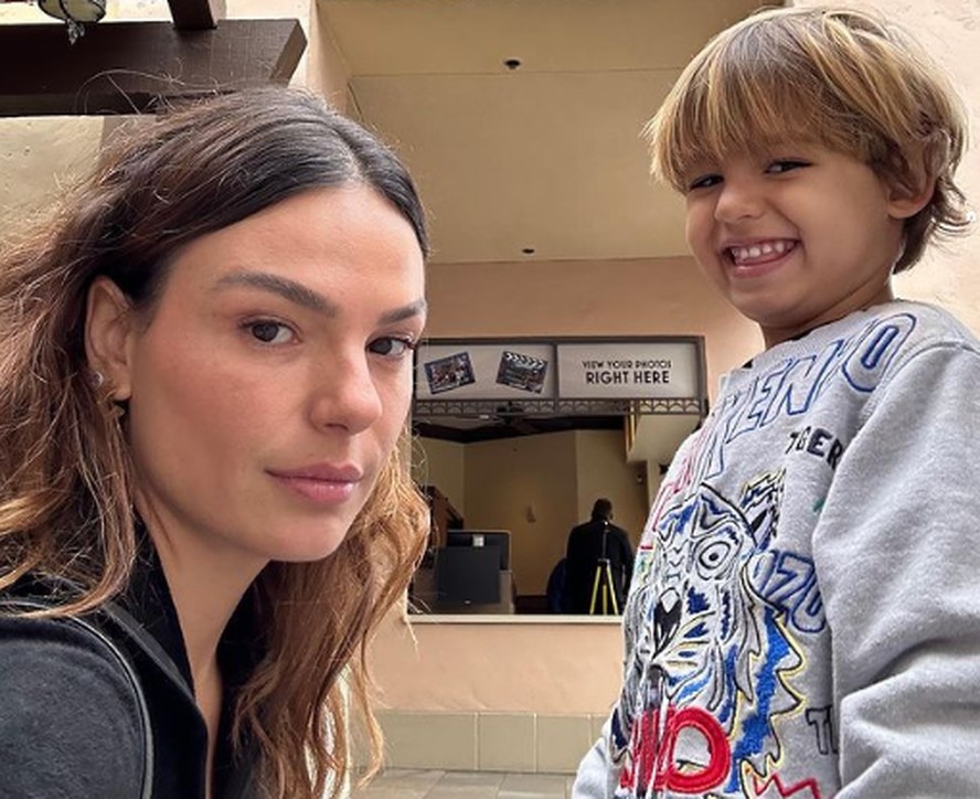 Isis Valverde abre álbum de viagem para Orlando com o filho, Rael