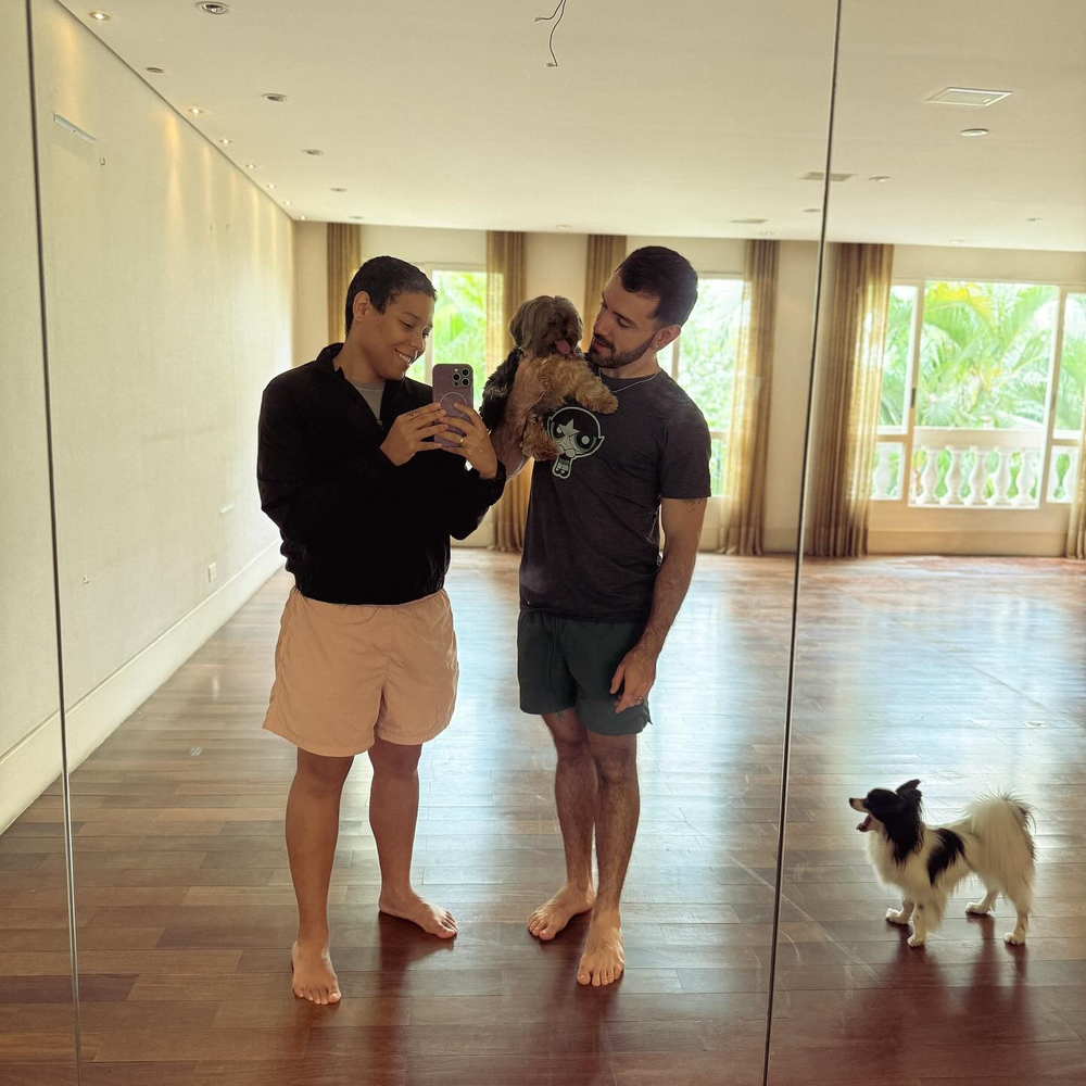 Bruno Matos, intérprete de Blogueirinha, celebra conquista da casa própria com namorado