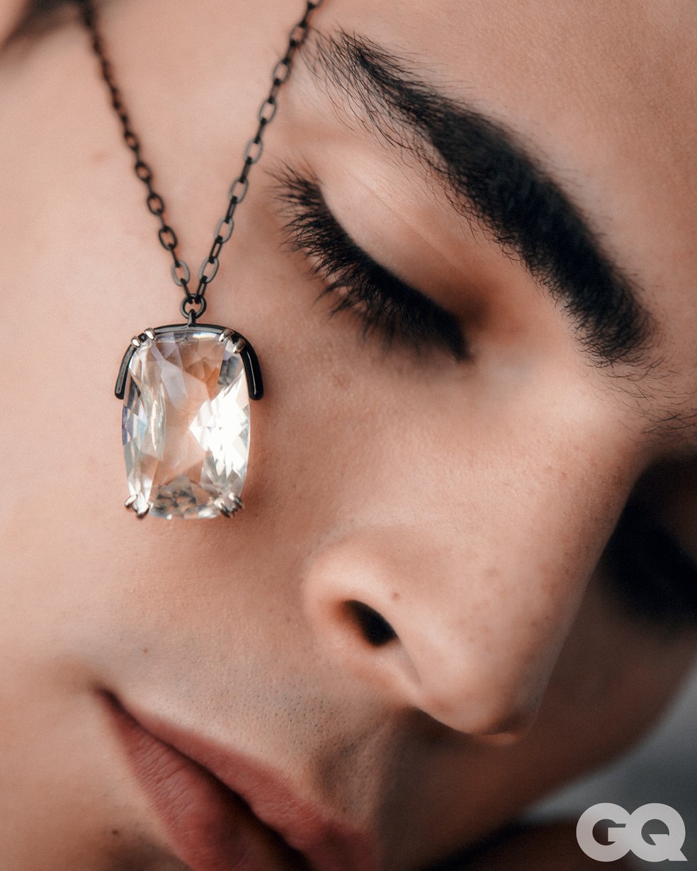 Homens ousam cada vez mais na escolha das joias; confira modelos