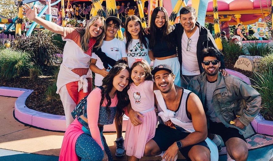 Larissa Manoela abre novo álbum de fotos na Disney: 'Colecionando ...