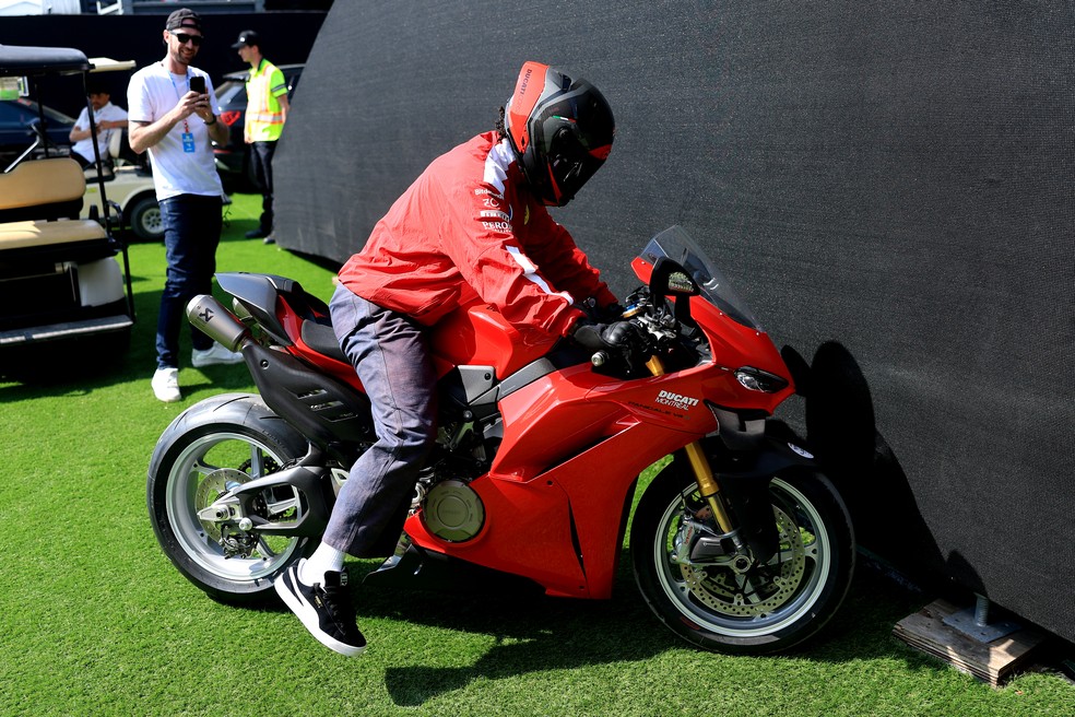 Lewis Hamilton chega ao GP do Canadá dirigindo moto de R$ 166 mil