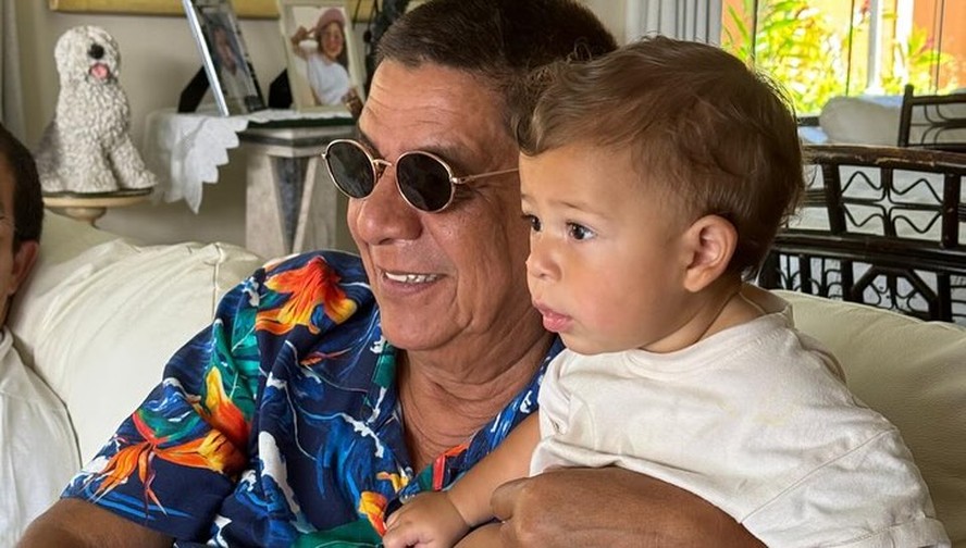 Zeca Pagodinho presenteia o neto de 11 meses com filhote de cachorro ...