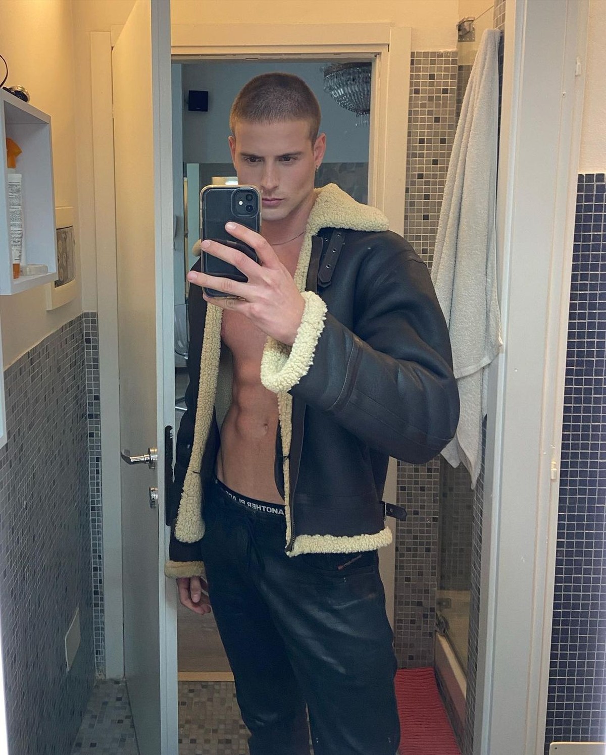 Daniel Lenhardt impressiona ao mostrar físico definido em cliques por Milão: ''Dump''