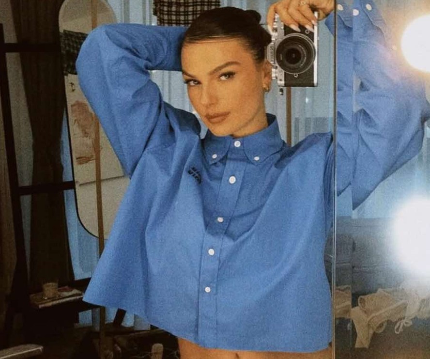 Isis Valverde posa com look grifado de mais de R$ 9 mil