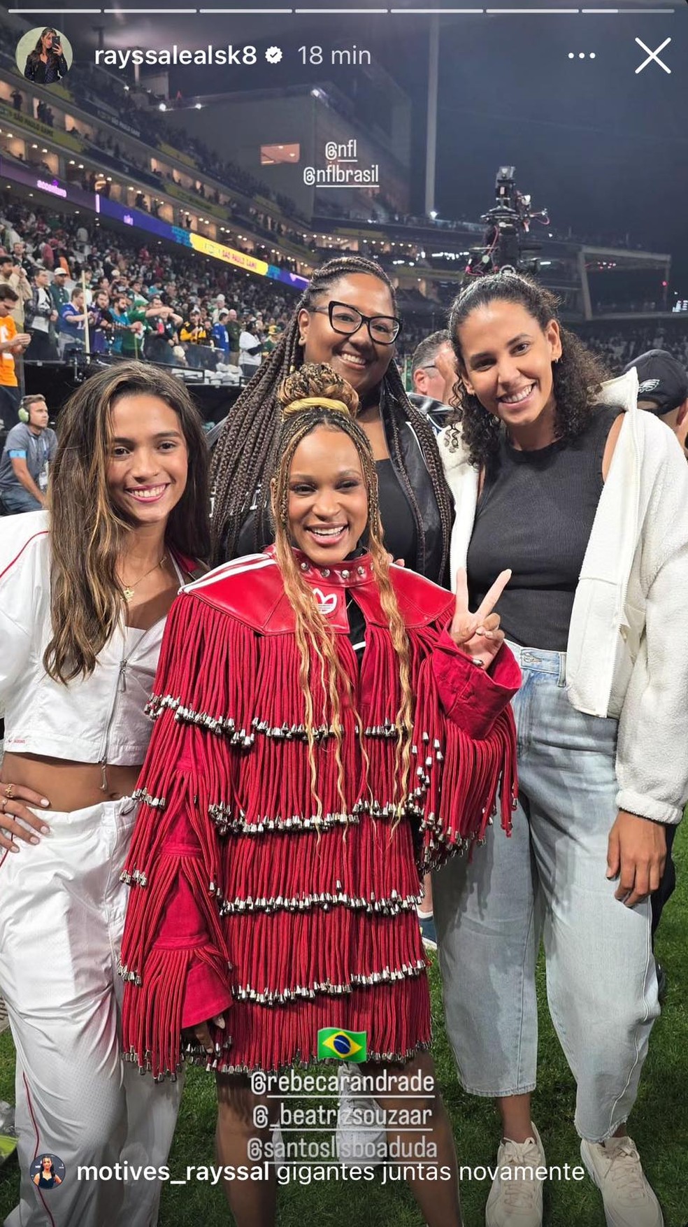 Rayssa Leal, Rebeca Andrade, Beatriz Souza e Duda Lisboa posam juntas em jogo da NFL