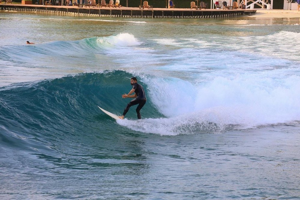 Cauã Reymond arranca suspiros ao curtir dia de surf: 'Meu surfer preferido'