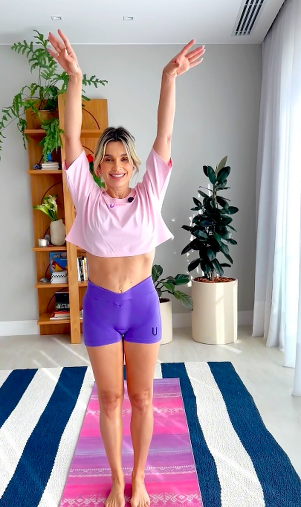 Flávia Alessandra posta trend e recebe elogios... pelos seus pés