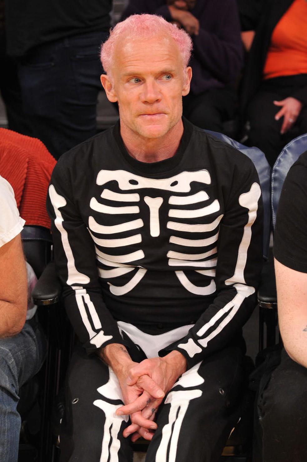 Baixista do Red Hot Chili Peppers, Flea é ícone dos cabelos coloridos e ...