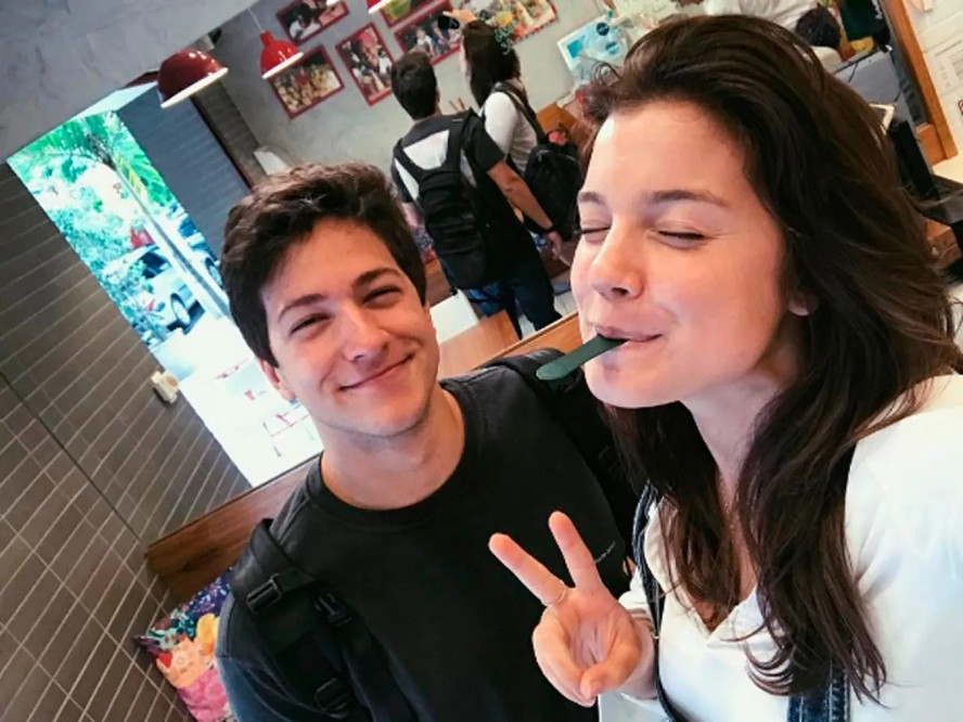 Alice Wegmann celebra aniversário do ex-namorado com fotos da atual