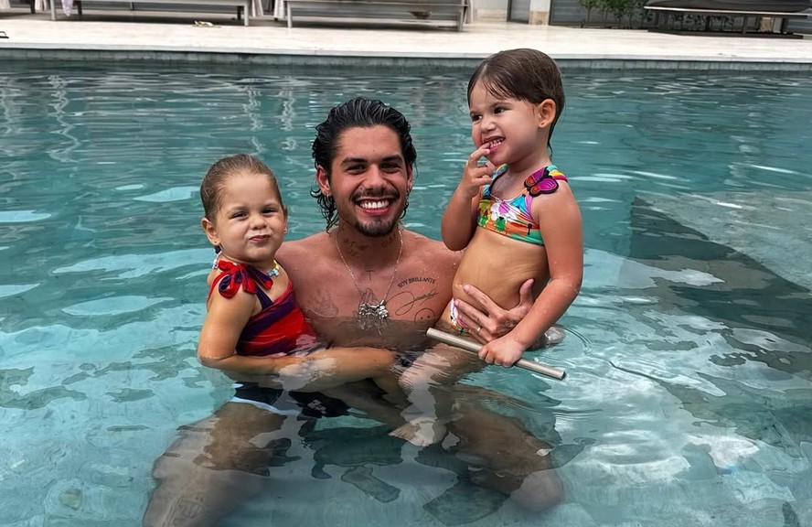 Zé Felipe Curte Tarde Na Piscina Com Suas Filhas Maria Alice E Maria Flor