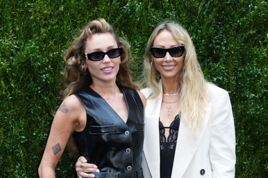 Miley Cyrus faz nova tatuagem em homenagem à mãe: 'é a minha musa'