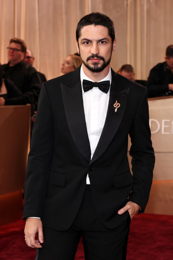 Globo de Ouro: Gabriel Leone usa broche de ouro rosa avaliado em quase ...