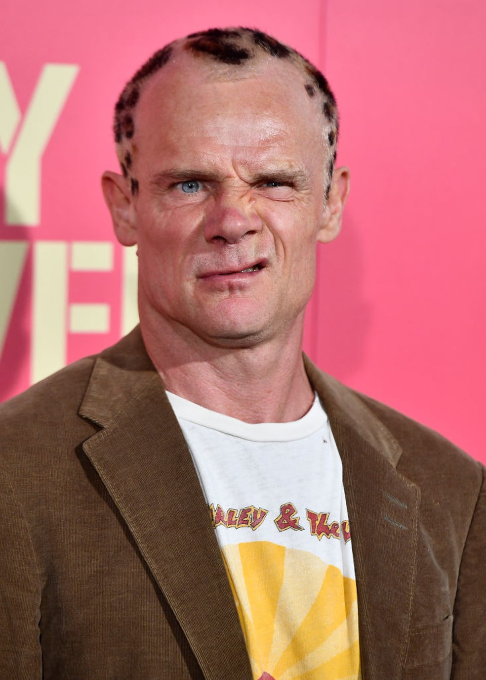 Baixista do Red Hot Chili Peppers, Flea é ícone dos cabelos coloridos e ...