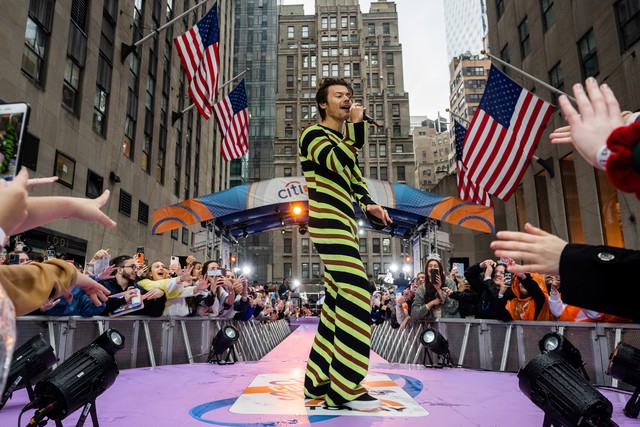Harry Styles faz 30 anos: veja 30 looks do cantor