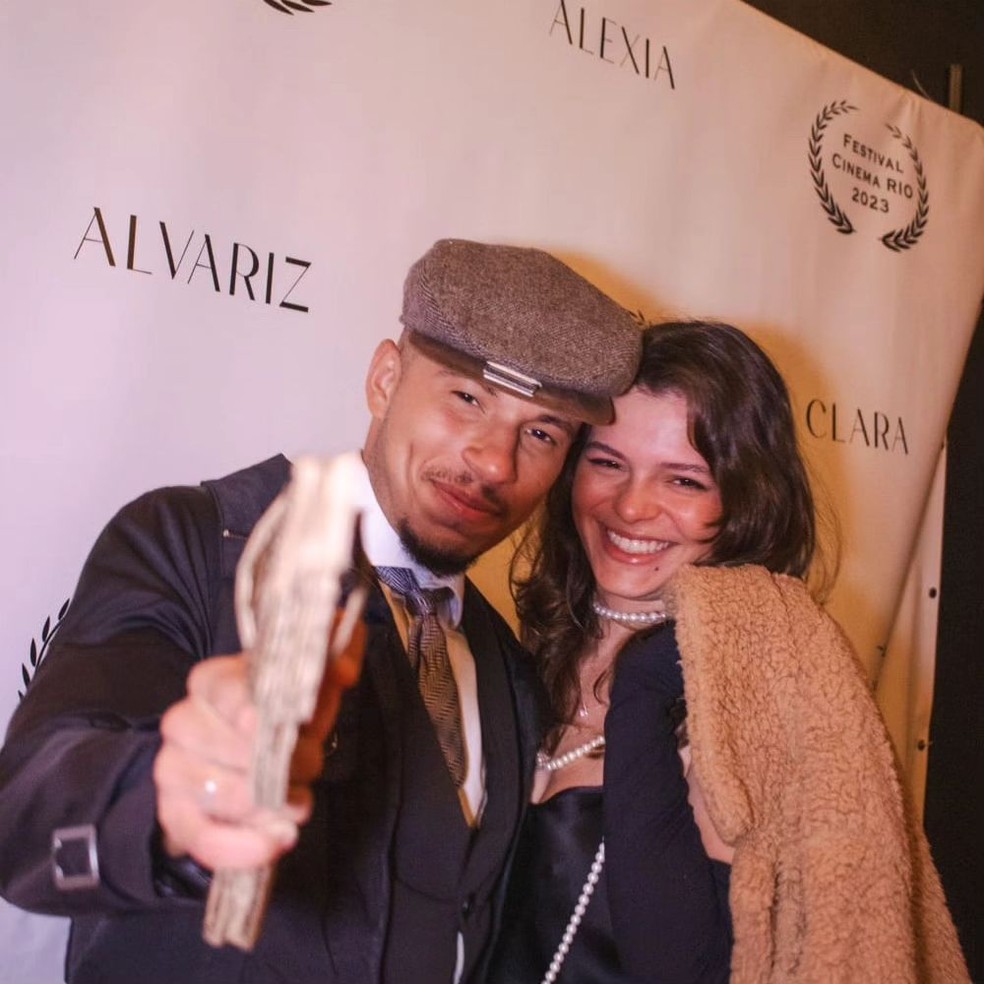 Conheça o namorado da irmã de Bruna Marquezine e veja foto rara do casal