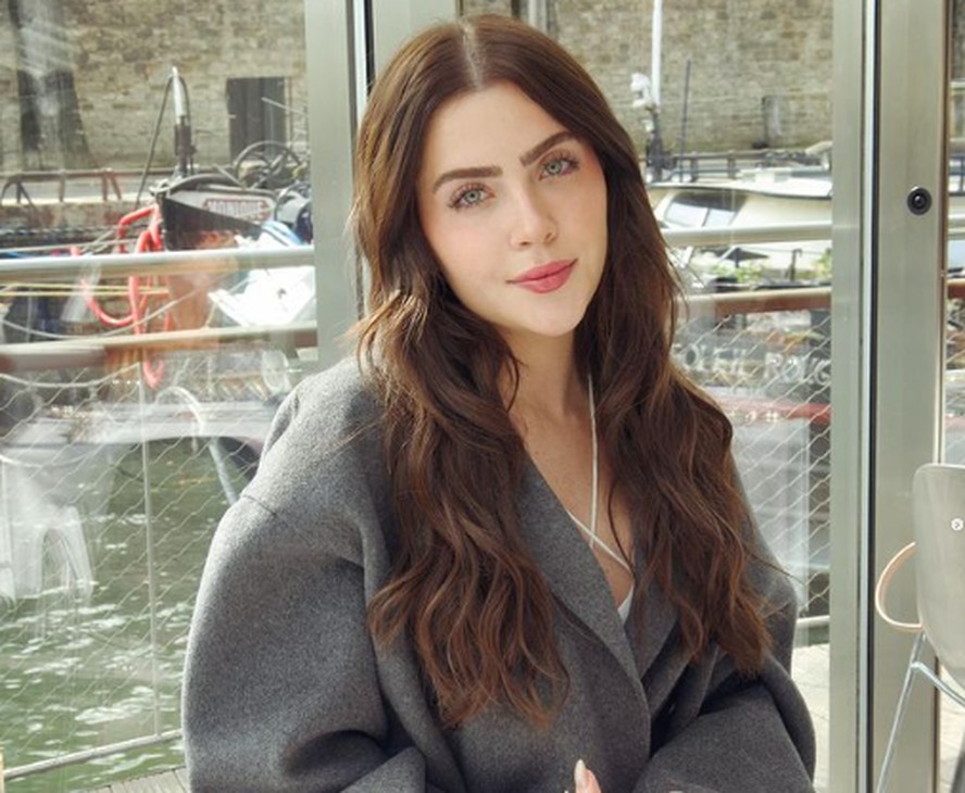 Jade Picon compartilha novas fotos em Paris e curte almoço no rio Sena