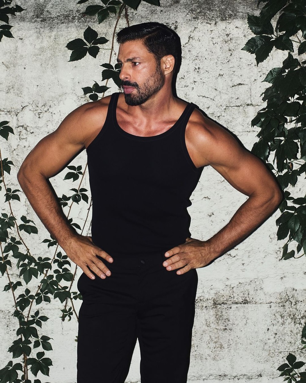 De regata, Cauã Reymond exibe braços musculosos em álbum de fotos de ...