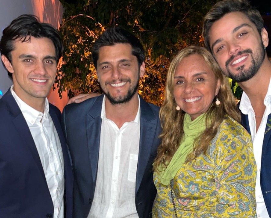 Bruno Gissoni, Rodrigo e Felipe Simas posam ao lado da mãe: 'Tanto amor'