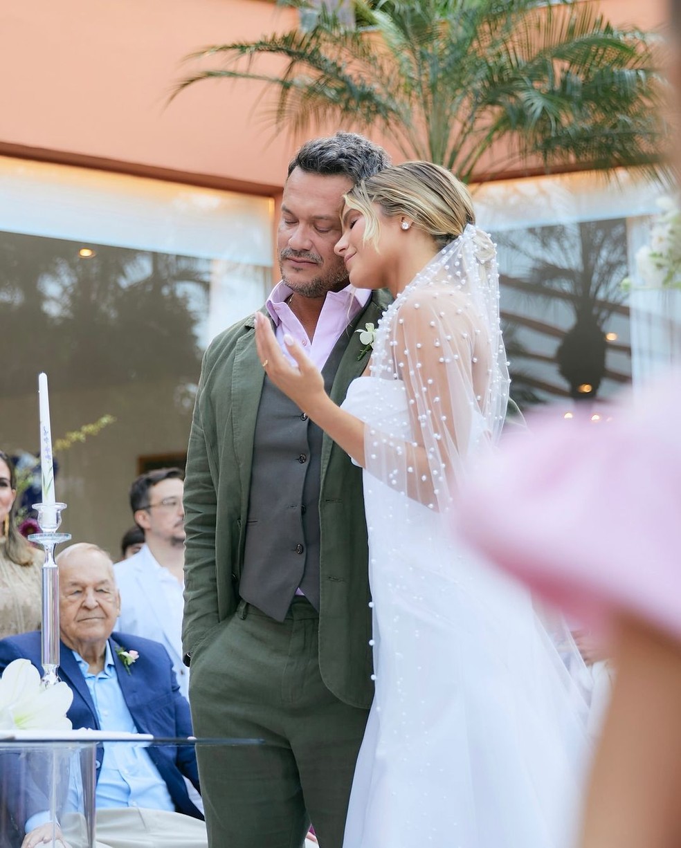Isabella Santoni celebra 1 mês de casamento com Henrique Blecher