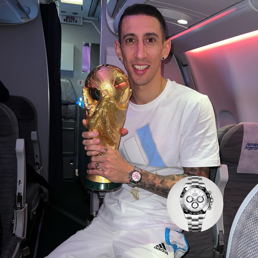 Di Maria celebra com elenco argentino usando relógio de luxo dos pilotos