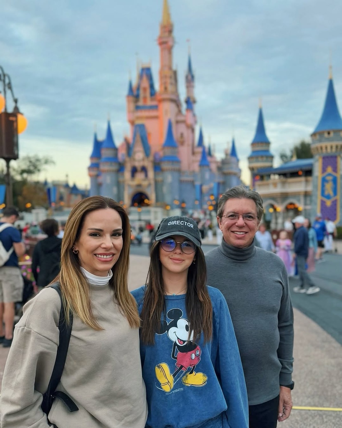 Em Orlando, Ana Furtado posa com Boninho e filha nos parques da Disney
