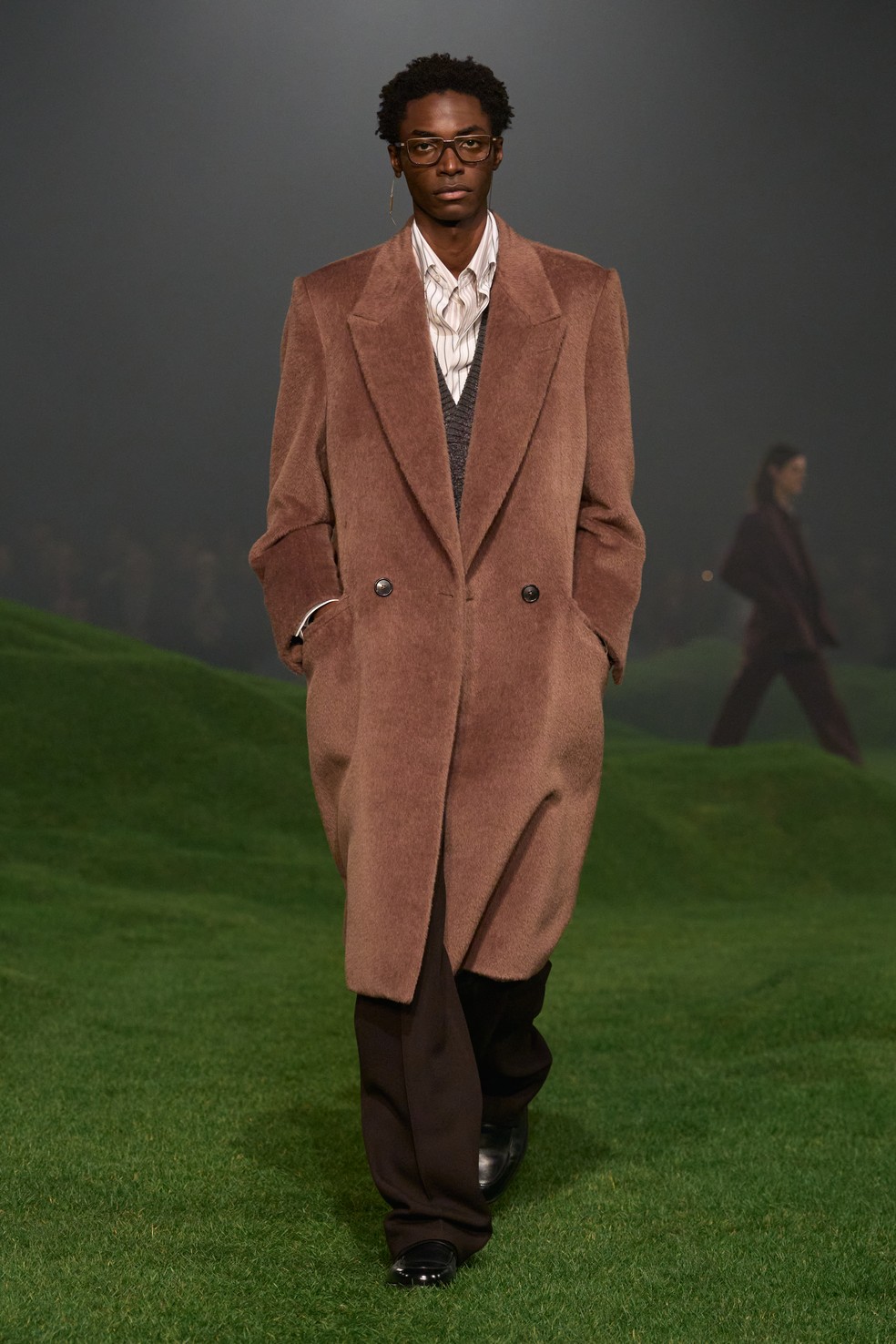 Pele falsa, veludo e mais: as tendências da moda masculina para o ...