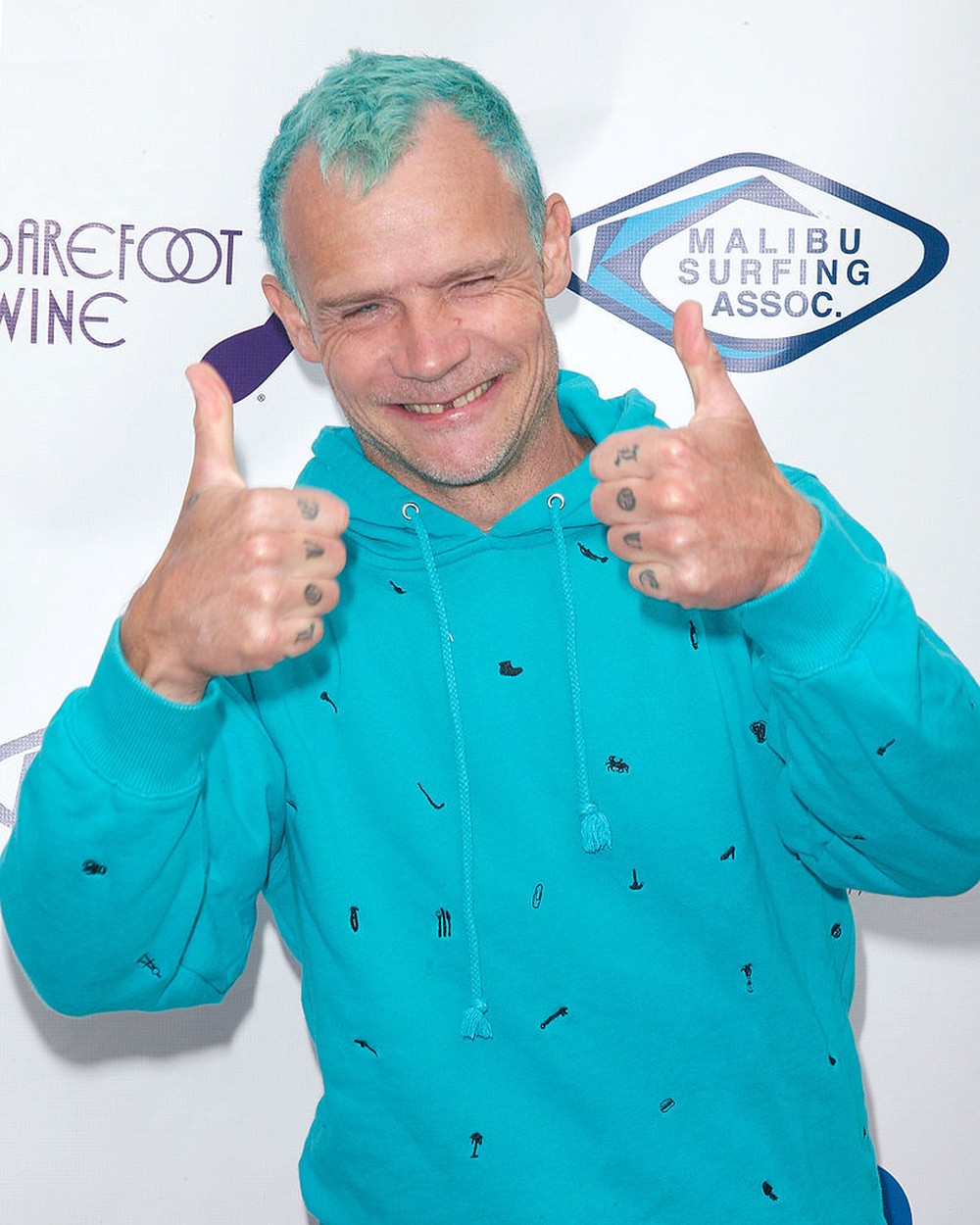 Baixista do Red Hot Chili Peppers, Flea é ícone dos cabelos coloridos e ...