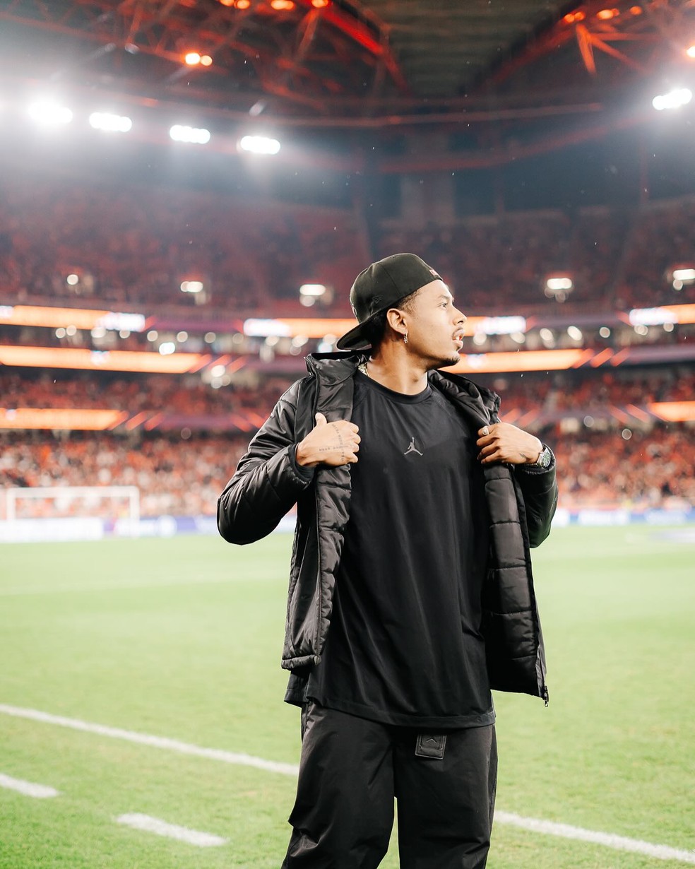 Paulo André assiste partida de futebol em viagem a Portugal