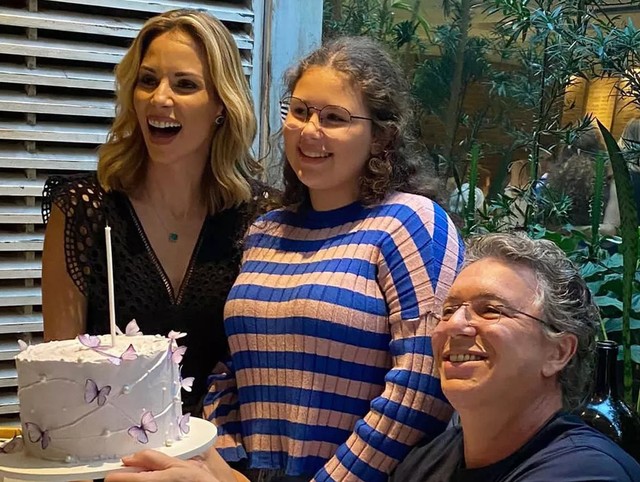 Ana Furtado e Boninho posam com a filha, Isabella, em parque de ...