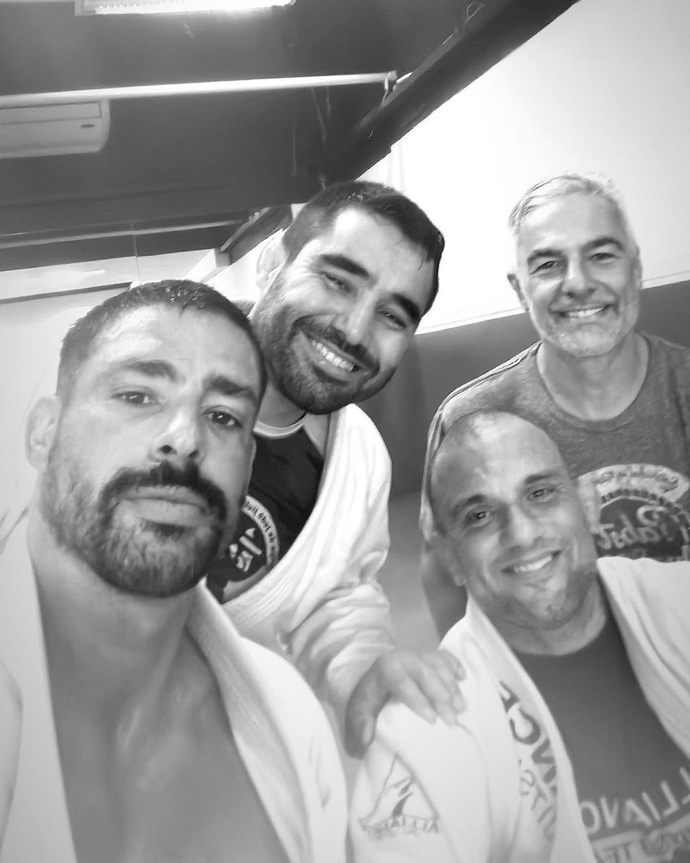 Cauã Reymond eleva a temperatura ao exibir braços definidos na academia