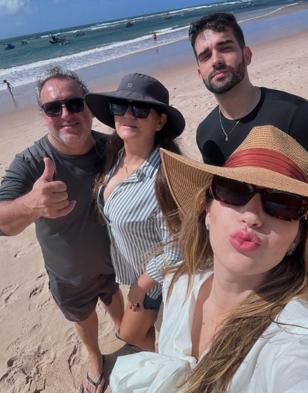 Amanda Meirelles abre álbum de viagem para Bahia: 'Linda e plena'