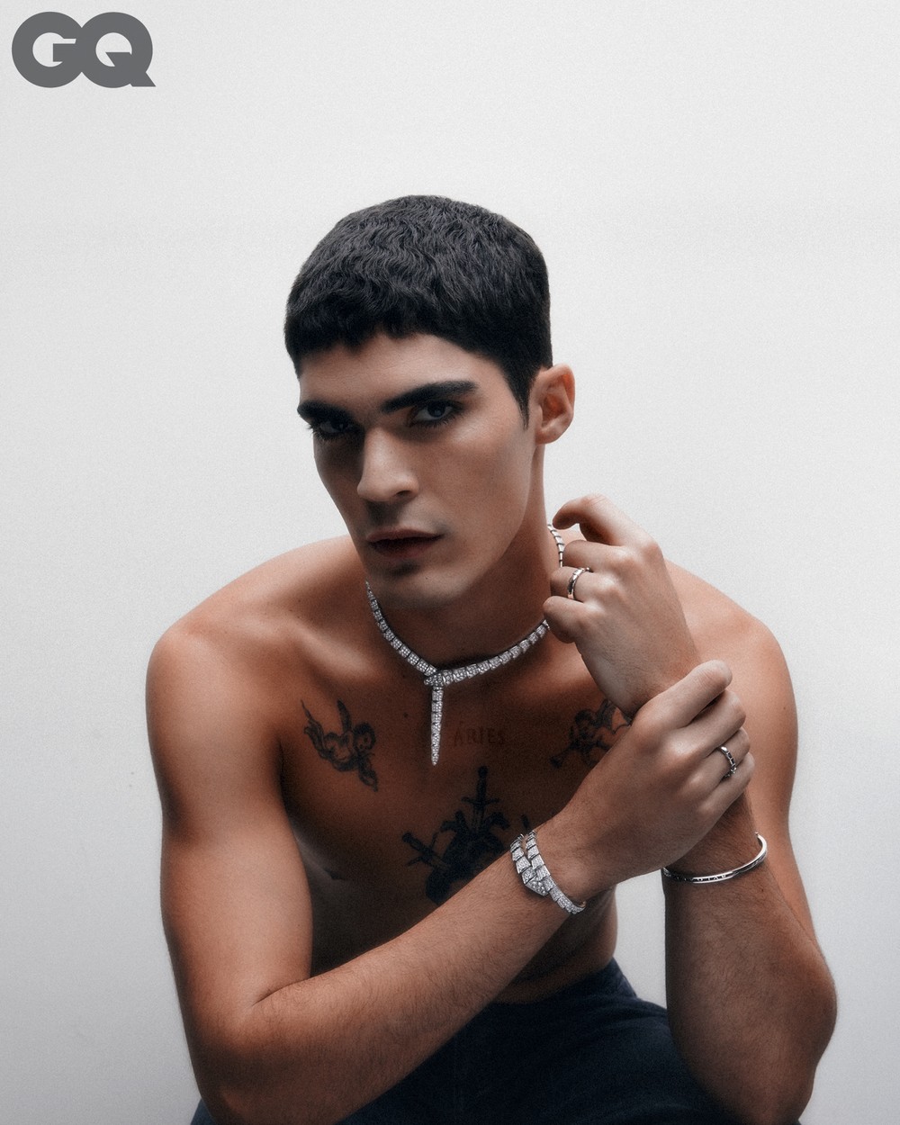 Homens ousam cada vez mais na escolha das joias; confira modelos