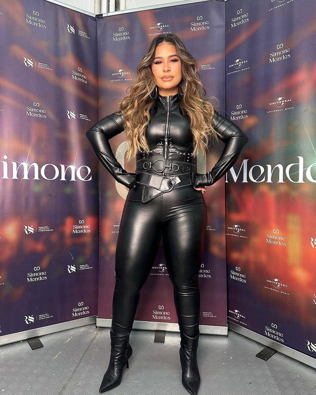 Simone Mendes usa macacão estilo mulher-gato e mostra look molhado após ...