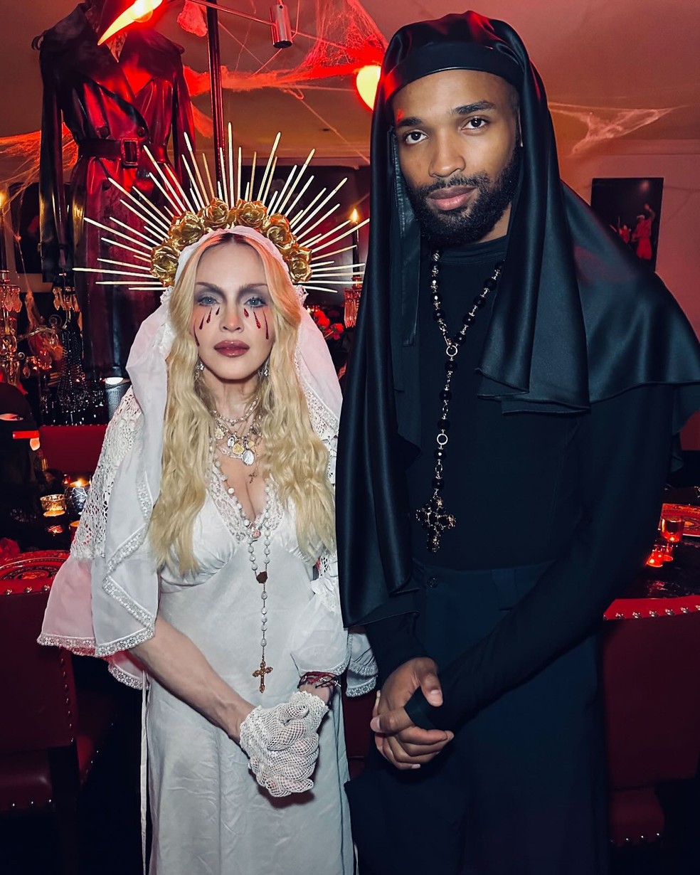 Madonna abre álbum de festa de Halloween com namorado e mostra fantasia de Madona