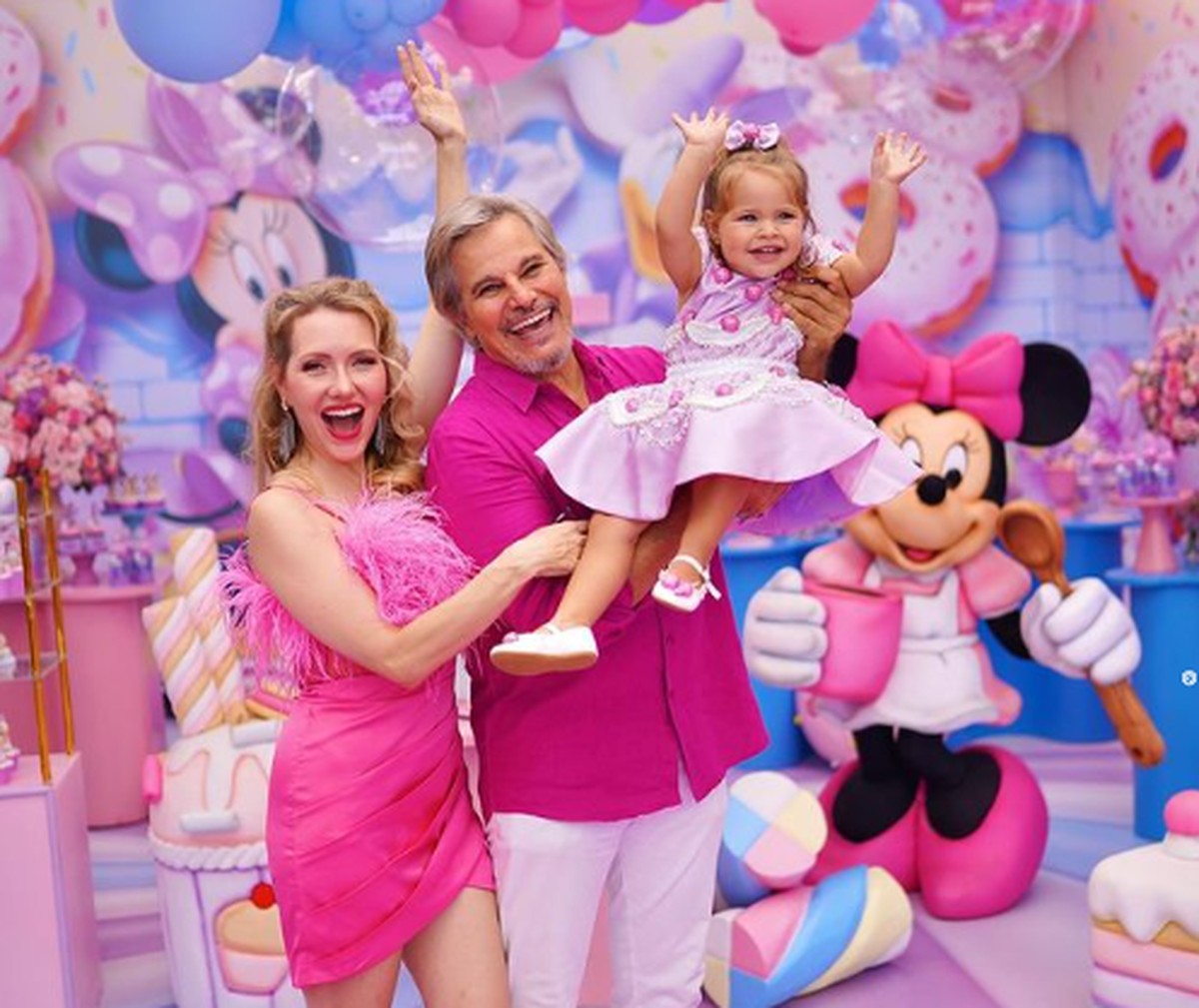 Karin Roepke abre álbum de fotos do aniversário da filha, Chiara, com Edson Celulari