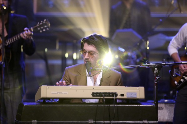 Como Alex Turner foi do adolescente de moletom ao astro dos looks retrô