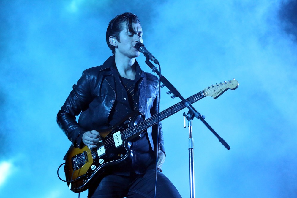 Como Alex Turner foi do adolescente de moletom ao astro dos looks retrô