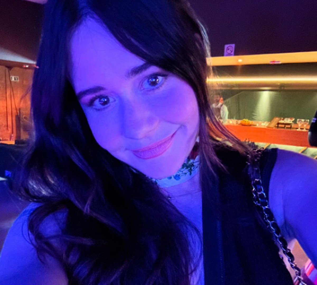 Alessandra Negrini curte noite de sexta-feira: 'Qual a boa?'