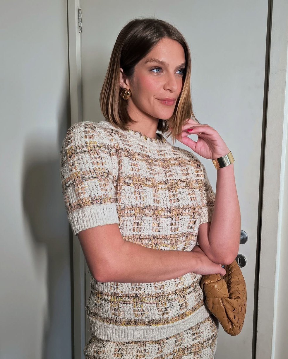 Isabella Santoni esbanja luxo ao usar look de R$ 20,2 mil em novo ensaio
