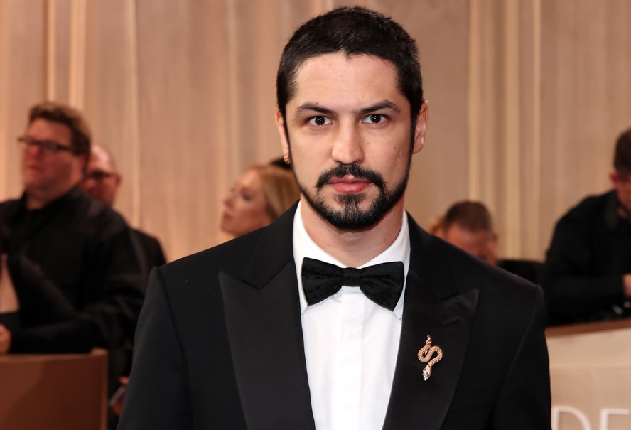 Globo de Ouro: Gabriel Leone usa broche de ouro rosa avaliado em quase ...