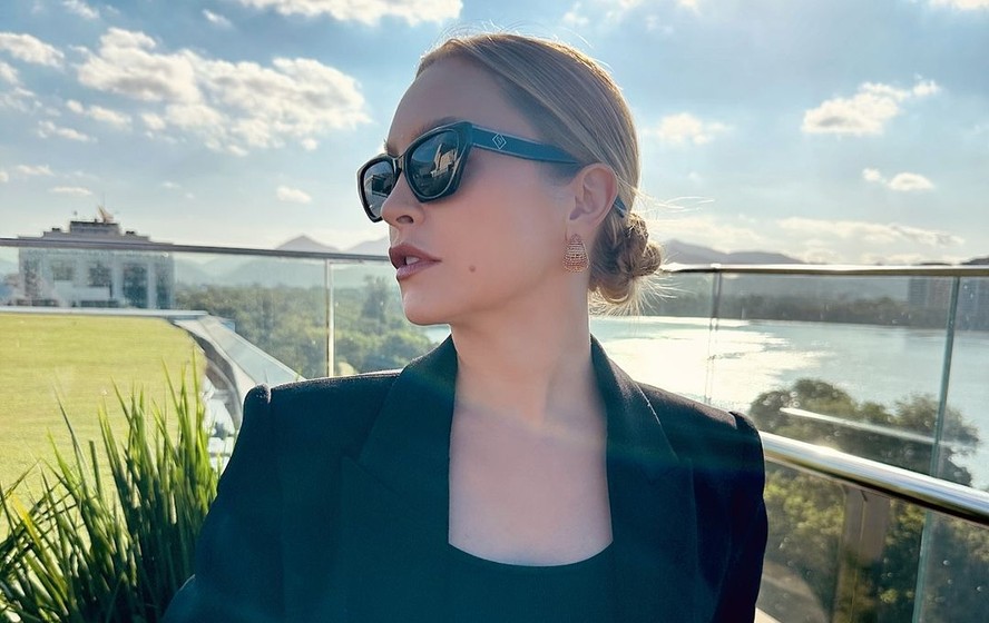 Carla Diaz aposta em visual chiquérrimo e recebe elogios: 'Um espetáculo'