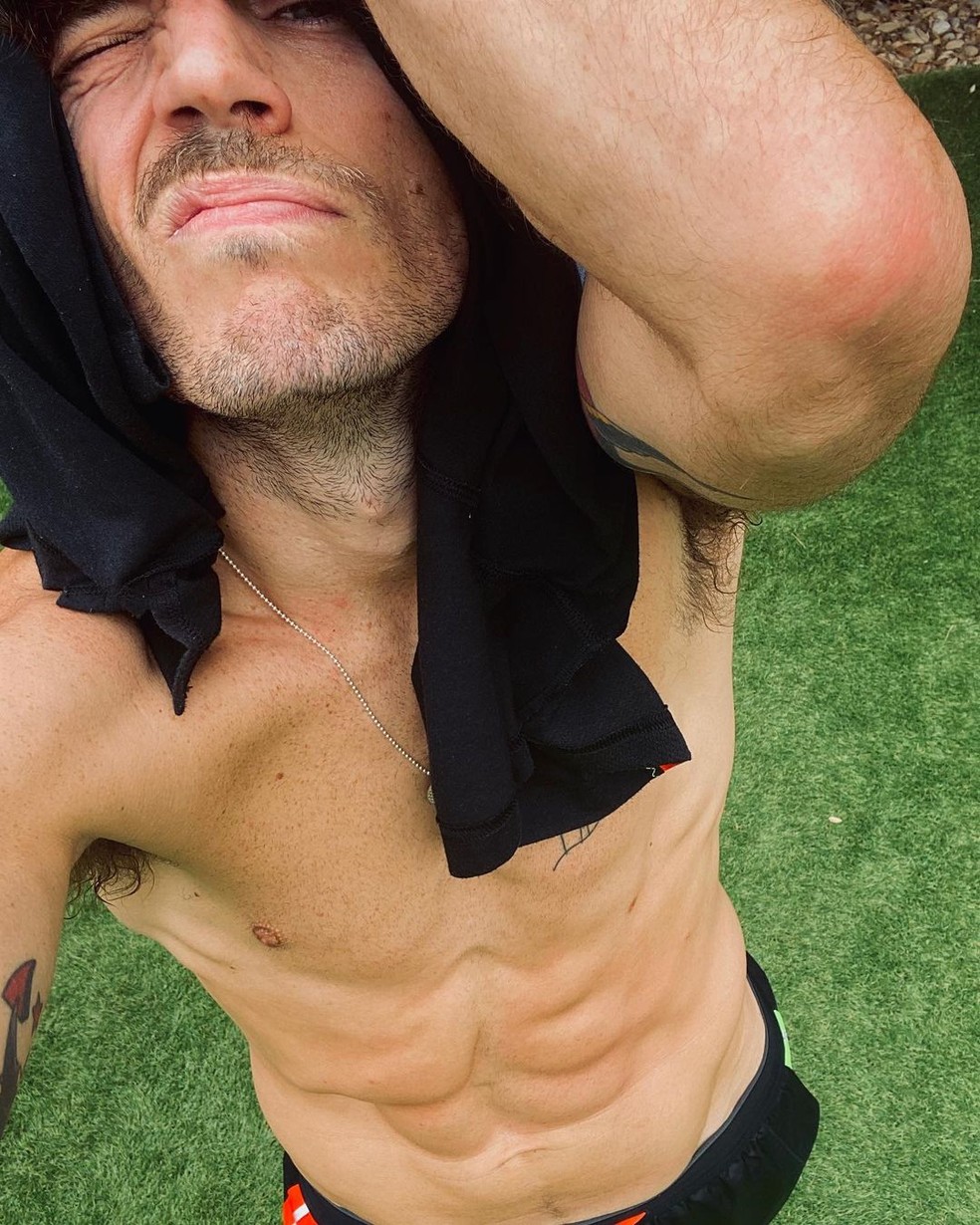 'Daisy Jones': Sam Claflin precisou perder massa muscular para viver ...