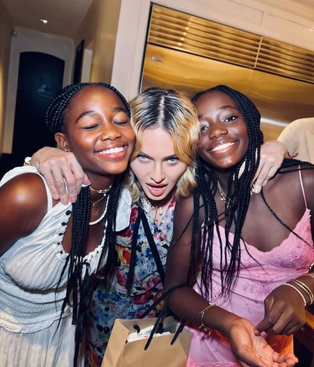 Madonna comemora o bar mitzvá das filhas Estere e Stella