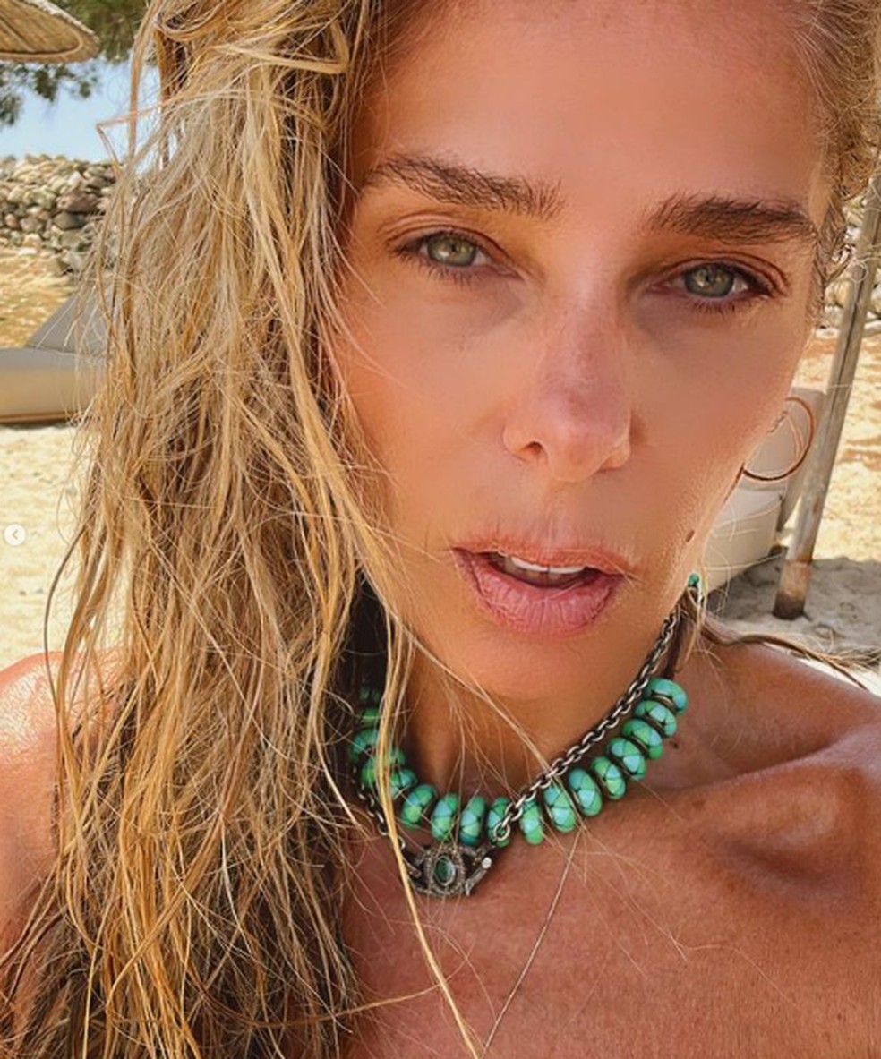 Adriane Galisteu posa de biquíni e renova bronzeado em Mykonos, na Grécia