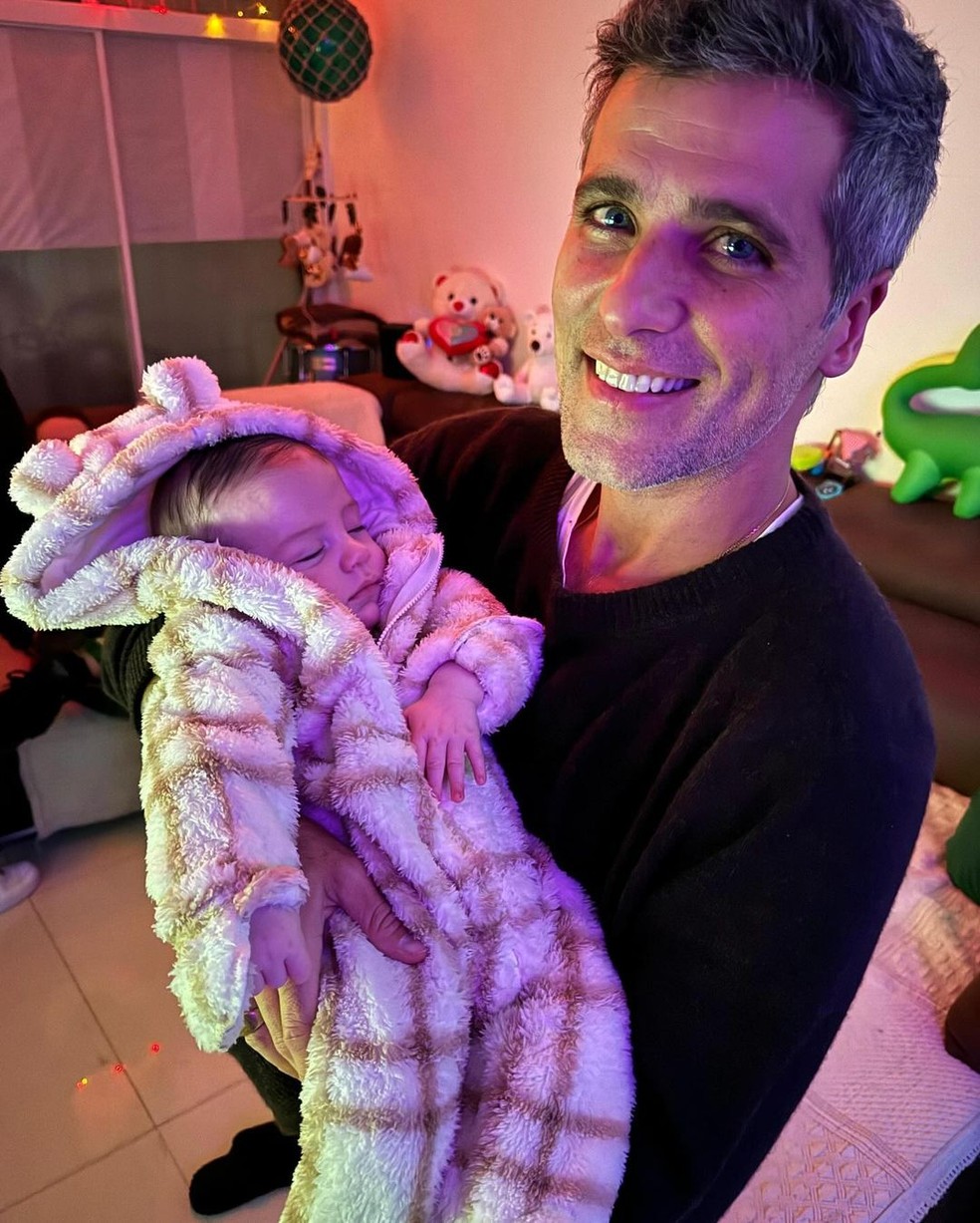 Bruno Gagliasso se declara para primo, Lucas Gagliasso, após conhecer seu filho: 'Te amo, moleque'