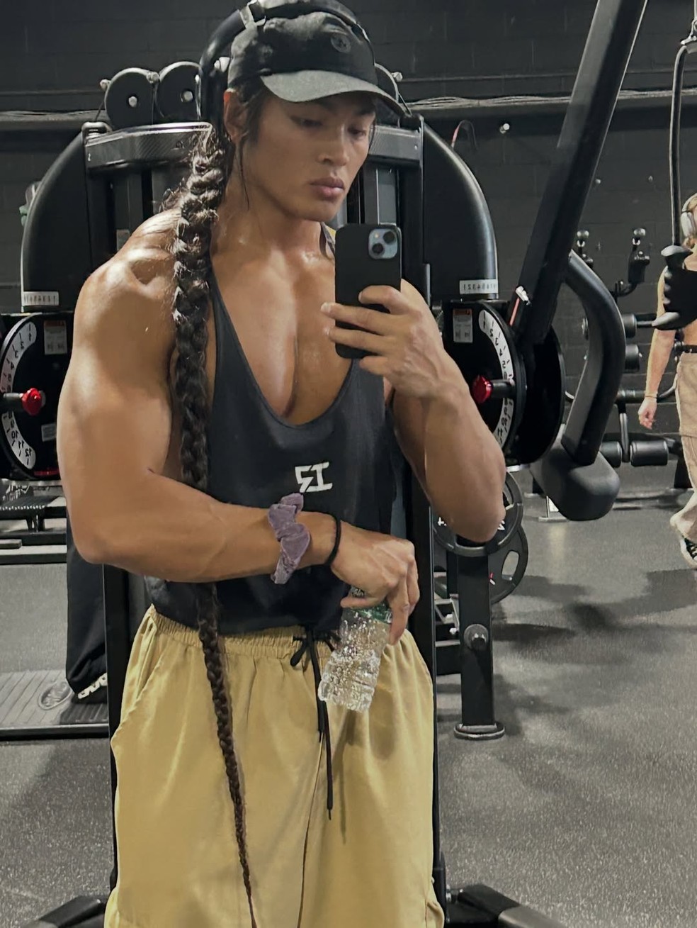 Bodybuilder e surfista tailândes impressiona com cabelo de mais de 1 metro