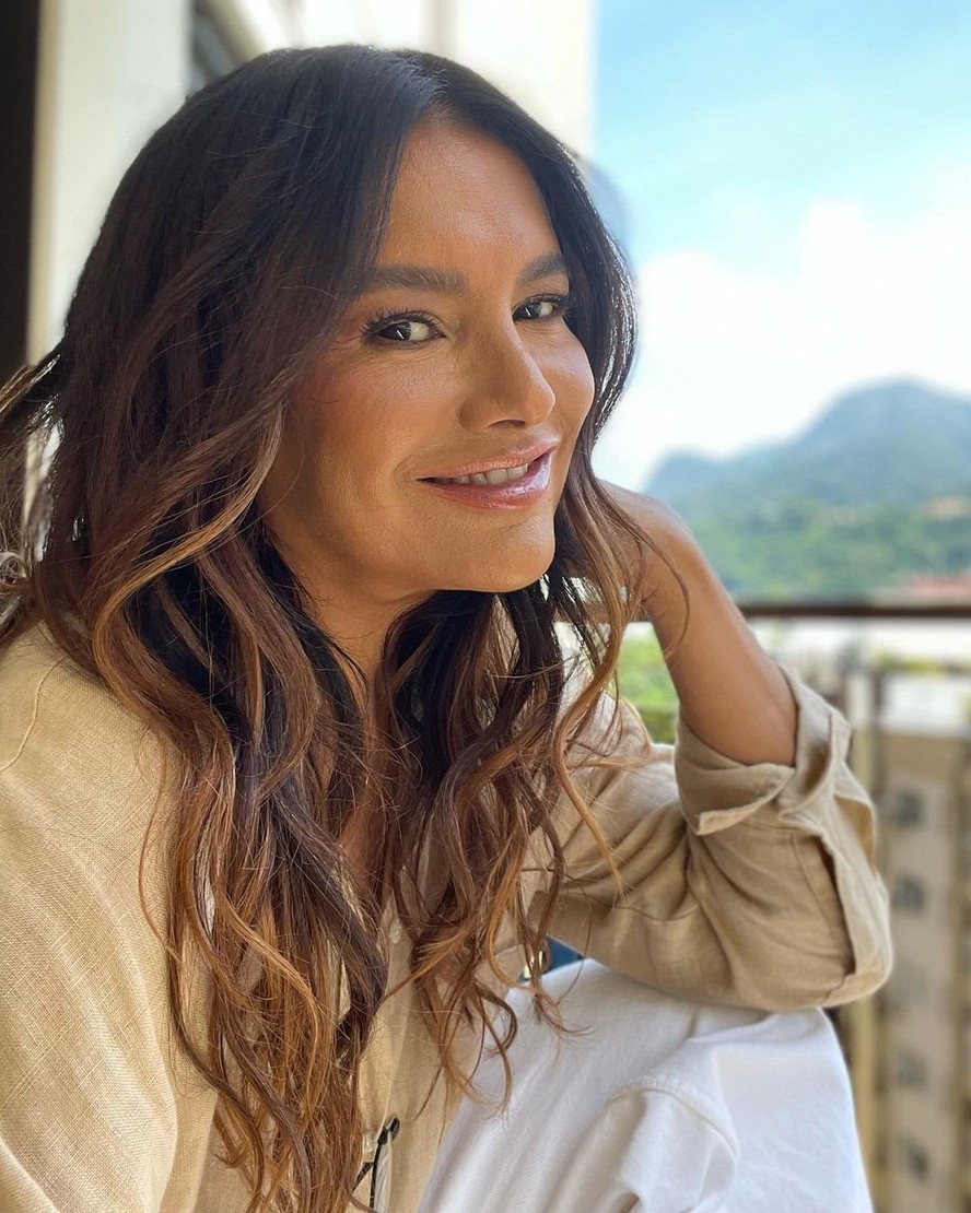 Dira Paes abre álbum de selfies e encanta: 'Belíssima'